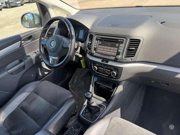 Grey Volkswagen Sharan 2011 in Taurage, with an engine capacity of 1.97 L and mileage of 280 thousand km for 7300 €, photo 10 on AUTOMOTO.COM.LV