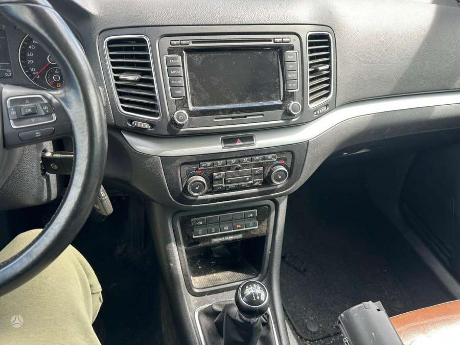 Grey Volkswagen Sharan 2011 in Jurbarkas, with an engine capacity of 1.40 L and mileage of 187 thousand km for 4999 €, photo 13 on AUTOMOTO.COM.LV