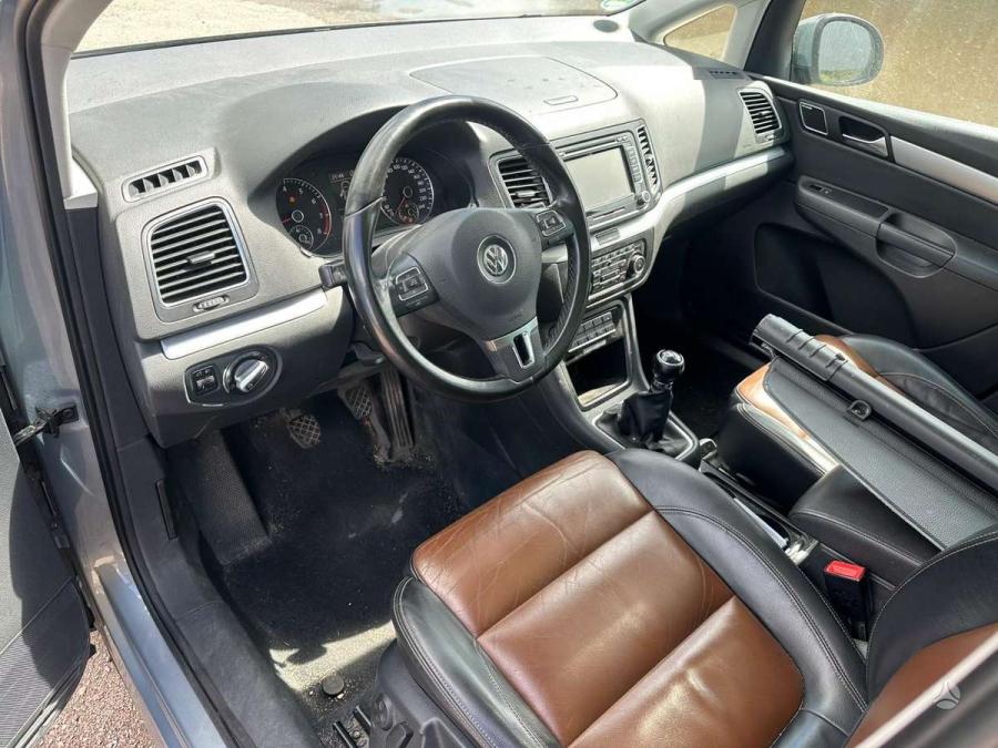 Grey Volkswagen Sharan 2011 in Jurbarkas, with an engine capacity of 1.40 L and mileage of 187 thousand km for 4999 €, photo 14 on AUTOMOTO.COM.LV