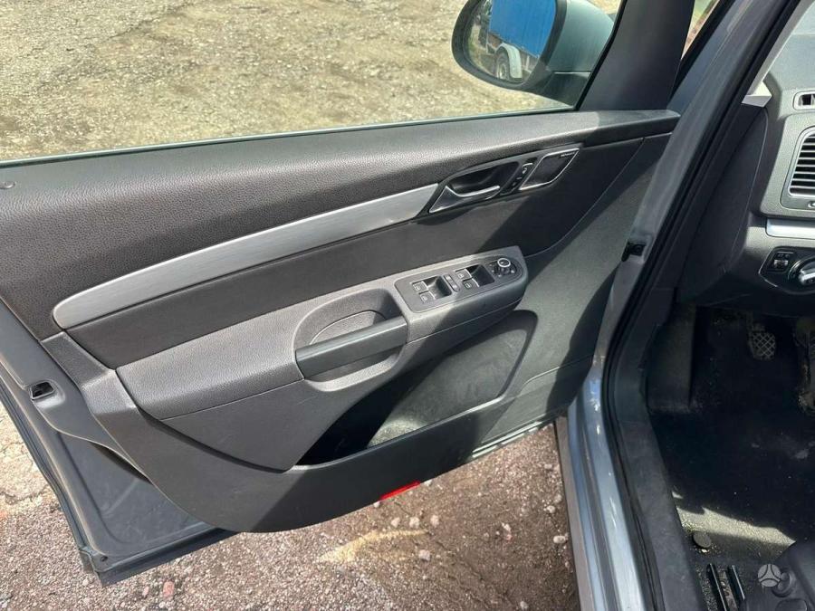 Grey Volkswagen Sharan 2011 in Jurbarkas, with an engine capacity of 1.40 L and mileage of 187 thousand km for 4999 €, photo 15 on AUTOMOTO.COM.LV