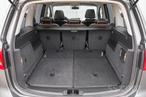 Grey Volkswagen Sharan 2011 in Ogre, with an engine capacity of 2.00 L and mileage of 226 thousand km for 8900 €, photo 22 on AUTOMOTO.COM.LV