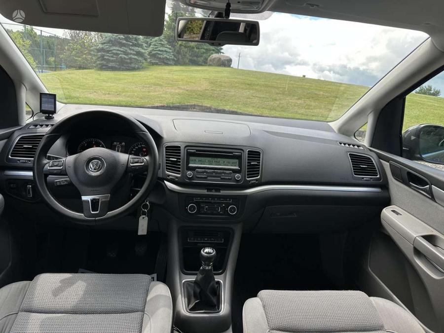 Grey Volkswagen Sharan 2011 in Kaisiadorys, with an engine capacity of 1.97 L and mileage of 284 thousand km for 6150 €, photo 13 on AUTOMOTO.COM.LV