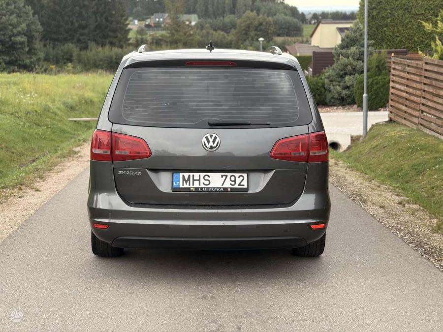 Pelēks Volkswagen Sharan 2011 Viļņa, ar dzinēja tilpumu 1.97 L un nobraukumu 289 tūkst. km par 3999 €, foto 4 vietnē AUTOMOTO.COM.LV