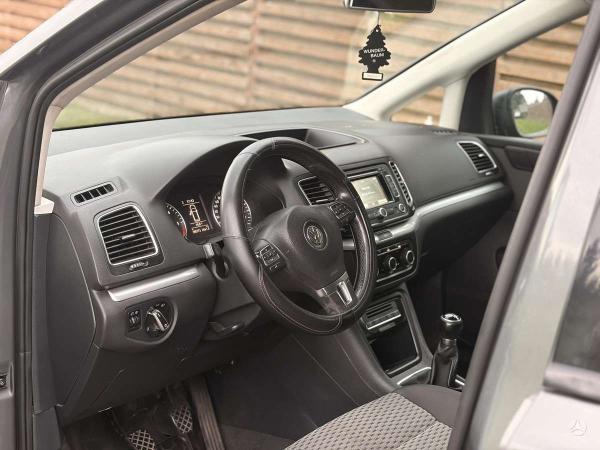 Pelēks Volkswagen Sharan 2011 Viļņa, ar dzinēja tilpumu 1.97 L un nobraukumu 289 tūkst. km par 3999 €, foto 8 vietnē AUTOMOTO.COM.LV