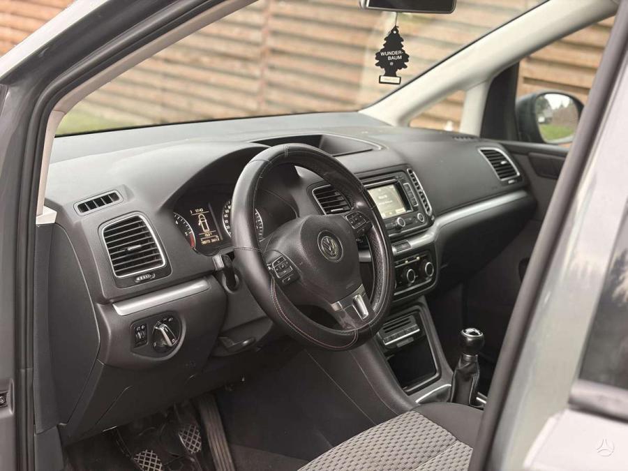 Pelēks Volkswagen Sharan 2011 Viļņa, ar dzinēja tilpumu 1.97 L un nobraukumu 289 tūkst. km par 3999 €, foto 8 vietnē AUTOMOTO.COM.LV