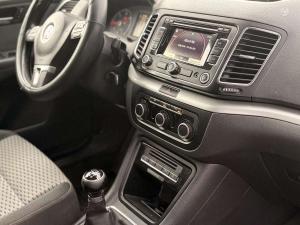 Pelēks Volkswagen Sharan 2011 Viļņa, ar dzinēja tilpumu 1.97 L un nobraukumu 289 tūkst. km par 3999 €, foto 10 vietnē AUTOMOTO.COM.LV