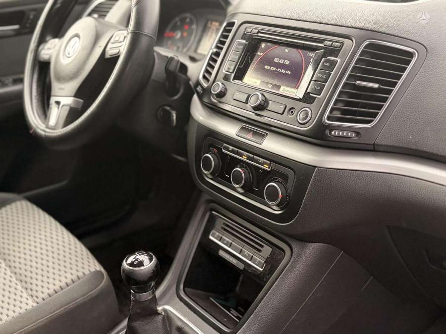 Pelēks Volkswagen Sharan 2011 Viļņa, ar dzinēja tilpumu 1.97 L un nobraukumu 289 tūkst. km par 3999 €, foto 10 vietnē AUTOMOTO.COM.LV