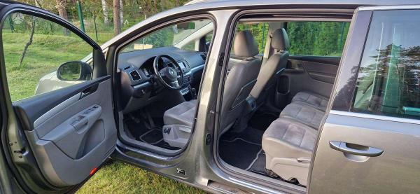 Grey Volkswagen Sharan 2011 in Vilnius, with an engine capacity of 1.97 L and mileage of 274 thousand km for 8999 €, photo 7 on AUTOMOTO.COM.LV