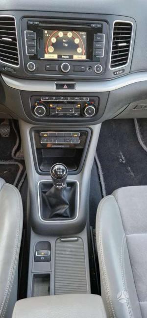 Pelēks Volkswagen Sharan 2011 Viļņa, ar dzinēja tilpumu 1.97 L un nobraukumu 274 tūkst. km par 8999 €, foto 13 vietnē AUTOMOTO.COM.LV