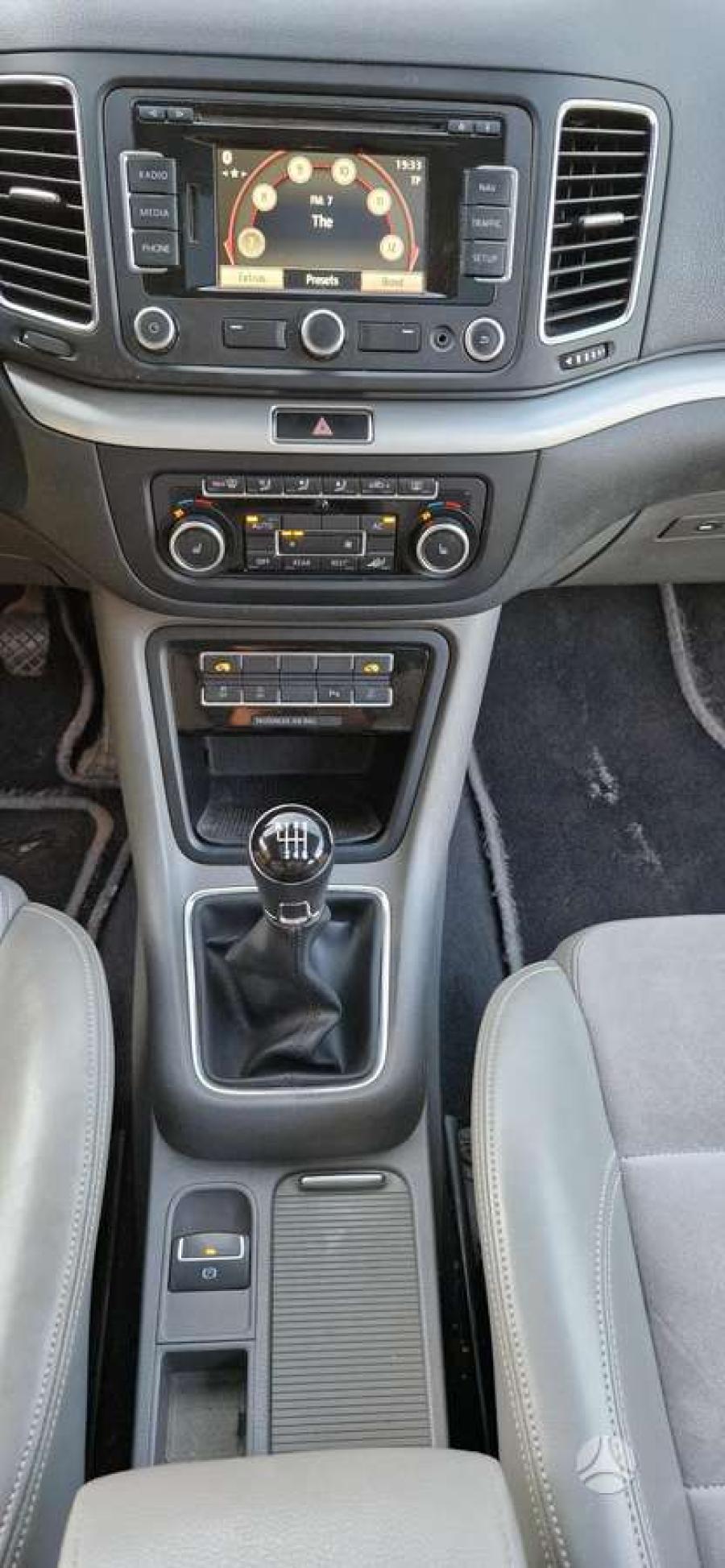 Pelēks Volkswagen Sharan 2011 Viļņa, ar dzinēja tilpumu 1.97 L un nobraukumu 274 tūkst. km par 8999 €, foto 13 vietnē AUTOMOTO.COM.LV