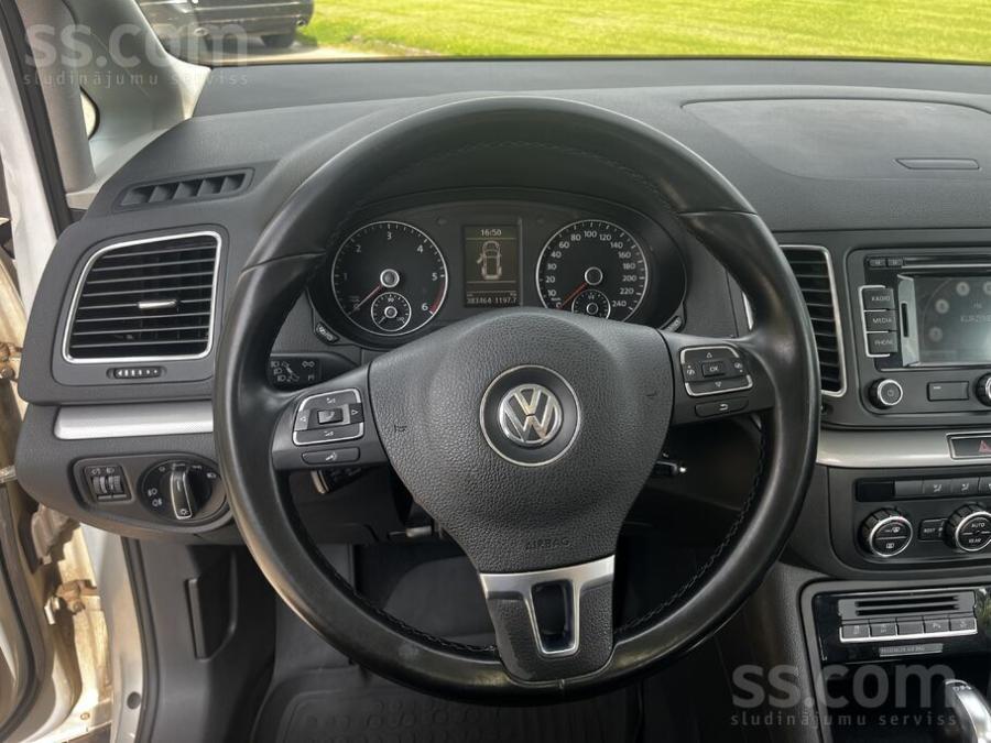 Pelēks Volkswagen Sharan 2012 Jelgava, ar dzinēja tilpumu 2.00 L un nobraukumu 383 tūkst. km par 17800 €, foto 20 vietnē AUTOMOTO.COM.LV