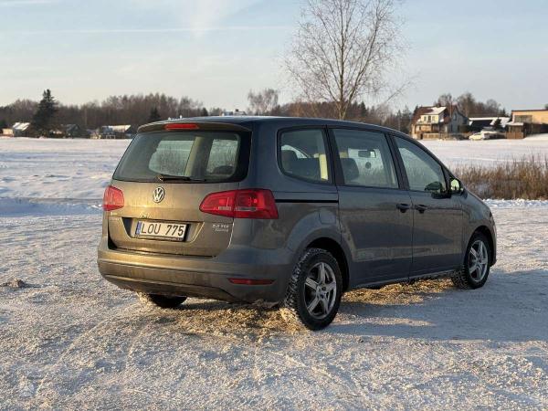 Grey Volkswagen Sharan 2012 in Jurbarkas, with an engine capacity of 2.00 L and mileage of 311 thousand km for 5700 €, photo 5 on AUTOMOTO.COM.LV