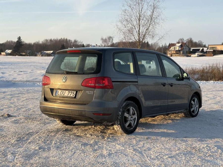 Pelēks Volkswagen Sharan 2012 Jurbarkas, ar dzinēja tilpumu 2.00 L un nobraukumu 311 tūkst. km par 5700 €, foto 5 vietnē AUTOMOTO.COM.LV