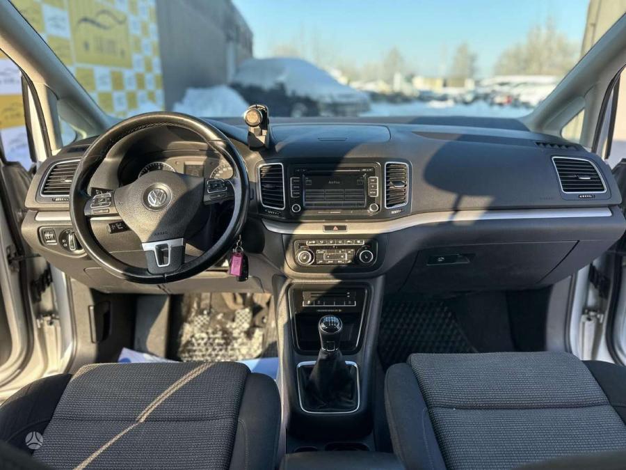 Pelēks Volkswagen Sharan 2012 Šauļi, ar dzinēja tilpumu 1.97 L un nobraukumu 268 tūkst. km par 7450 €, foto 19 vietnē AUTOMOTO.COM.LV