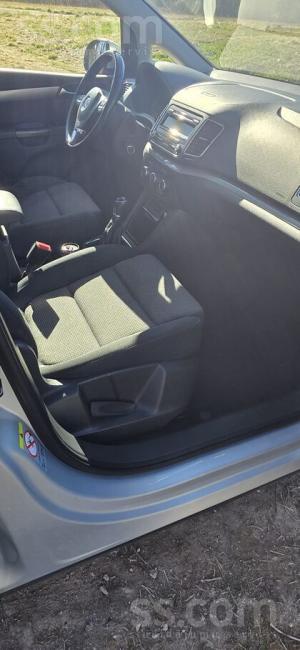 Grey Volkswagen Sharan 2012 in Kuldiga, with an engine capacity of 2.00 L and mileage of 354 thousand km for 4899 €, photo 20 on AUTOMOTO.COM.LV