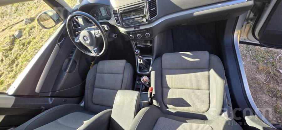 Grey Volkswagen Sharan 2012 in Kuldiga, with an engine capacity of 2.00 L and mileage of 354 thousand km for 4899 €, photo 33 on AUTOMOTO.COM.LV
