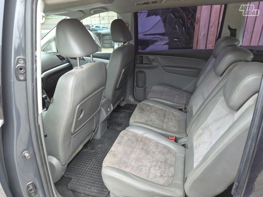 Grey Volkswagen Sharan 2012 in Utena, with an engine capacity of 2.00 L and mileage of 365 thousand km for 4650 €, photo 13 on AUTOMOTO.COM.LV