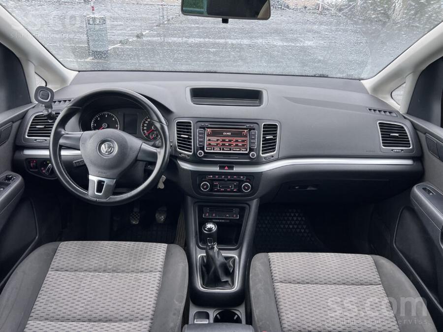 Pelēks Volkswagen Sharan 2012 Rīga, ar dzinēja tilpumu 2.00 L un nobraukumu 389 tūkst. km par 4900 €, foto 18 vietnē AUTOMOTO.COM.LV