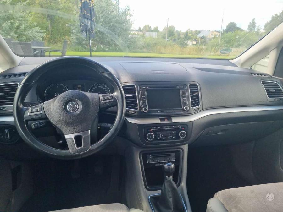 Grey Volkswagen Sharan 2012 in Utena, with an engine capacity of 1.97 L and mileage of 368 thousand km for 6150 €, photo 10 on AUTOMOTO.COM.LV