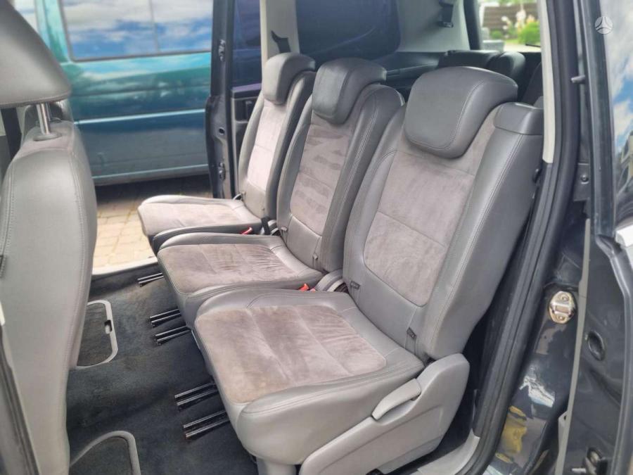 Grey Volkswagen Sharan 2012 in Utena, with an engine capacity of 1.97 L and mileage of 368 thousand km for 6150 €, photo 12 on AUTOMOTO.COM.LV
