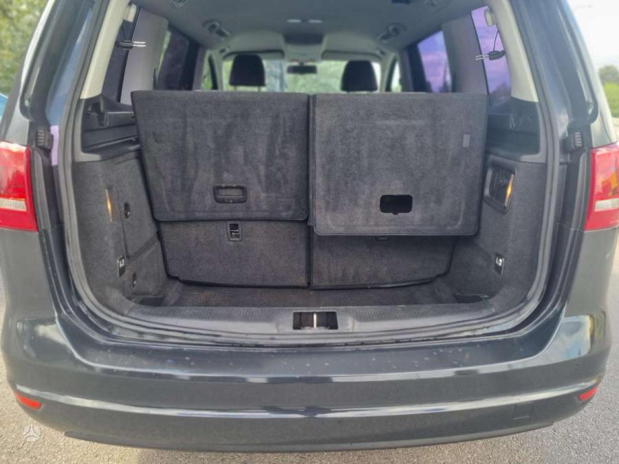 Grey Volkswagen Sharan 2012 in Utena, with an engine capacity of 1.97 L and mileage of 368 thousand km for 6150 €, photo 17 on AUTOMOTO.COM.LV