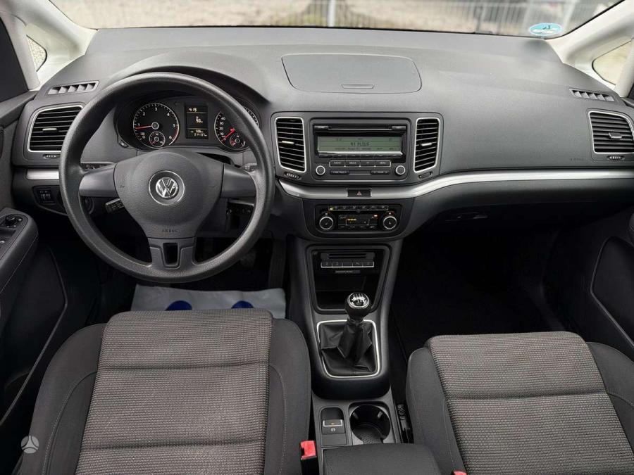 Pelēks Volkswagen Sharan 2012 Kretinga, ar dzinēja tilpumu 1.97 L un nobraukumu 214 tūkst. km par 7800 €, foto 13 vietnē AUTOMOTO.COM.LV
