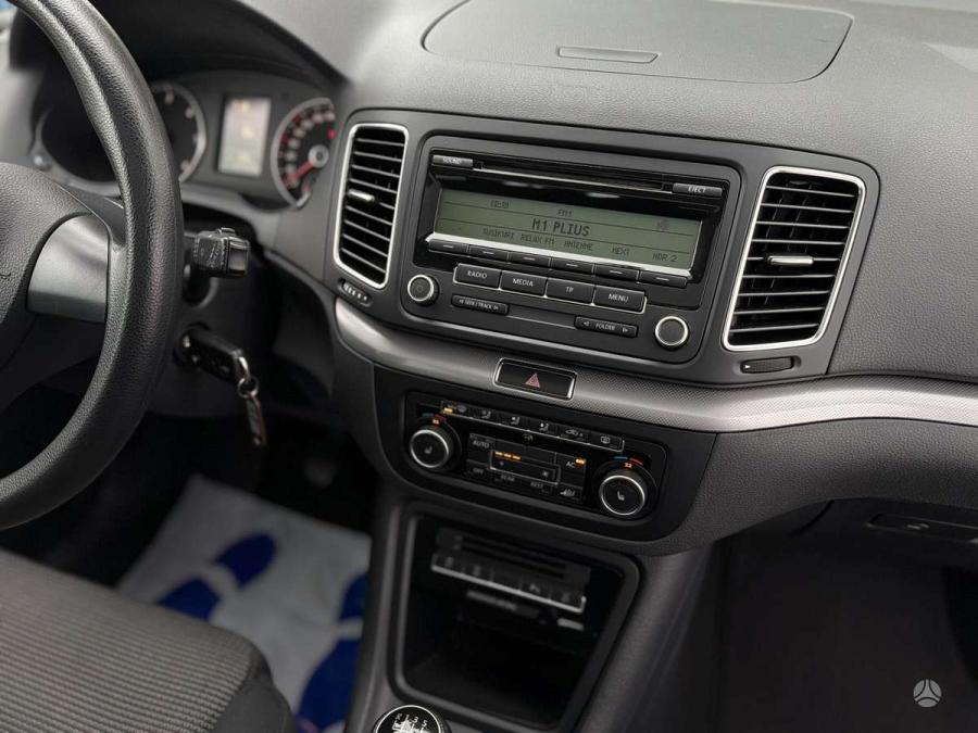 Pelēks Volkswagen Sharan 2012 Kretinga, ar dzinēja tilpumu 1.97 L un nobraukumu 214 tūkst. km par 7800 €, foto 15 vietnē AUTOMOTO.COM.LV