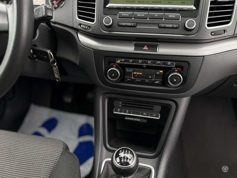Pelēks Volkswagen Sharan 2012 Kretinga, ar dzinēja tilpumu 1.97 L un nobraukumu 214 tūkst. km par 7800 €, foto 16 vietnē AUTOMOTO.COM.LV