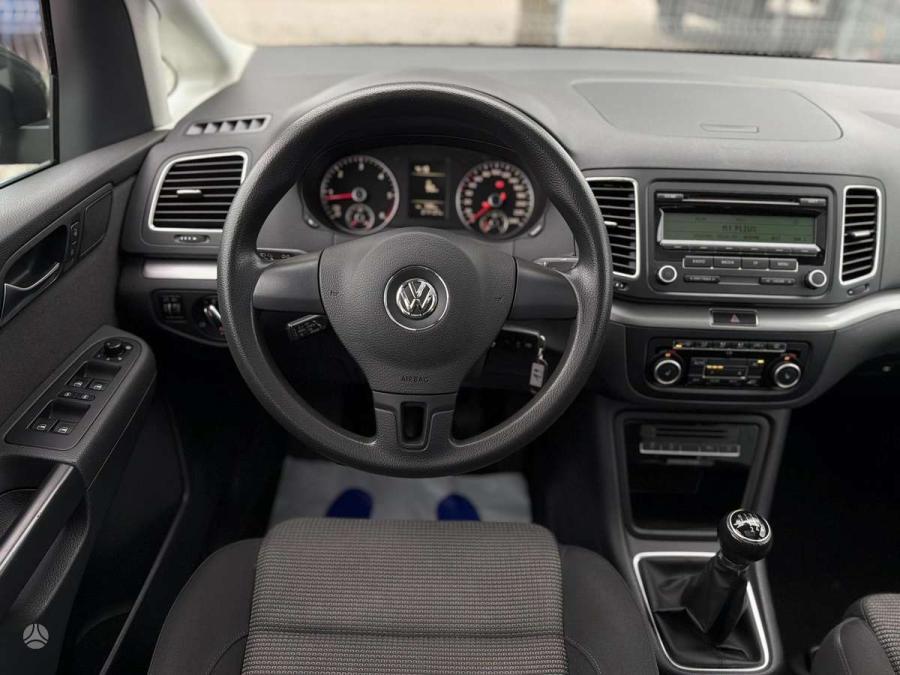 Pelēks Volkswagen Sharan 2012 Kretinga, ar dzinēja tilpumu 1.97 L un nobraukumu 214 tūkst. km par 7800 €, foto 17 vietnē AUTOMOTO.COM.LV