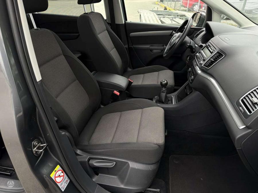 Pelēks Volkswagen Sharan 2012 Kretinga, ar dzinēja tilpumu 1.97 L un nobraukumu 214 tūkst. km par 7800 €, foto 21 vietnē AUTOMOTO.COM.LV