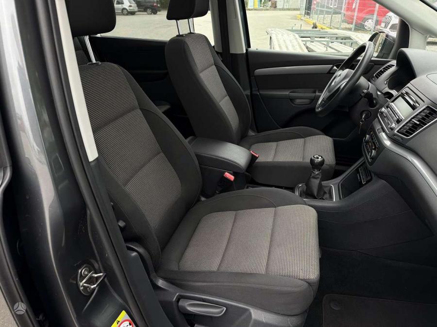 Pelēks Volkswagen Sharan 2012 Kretinga, ar dzinēja tilpumu 1.97 L un nobraukumu 214 tūkst. km par 7800 €, foto 23 vietnē AUTOMOTO.COM.LV