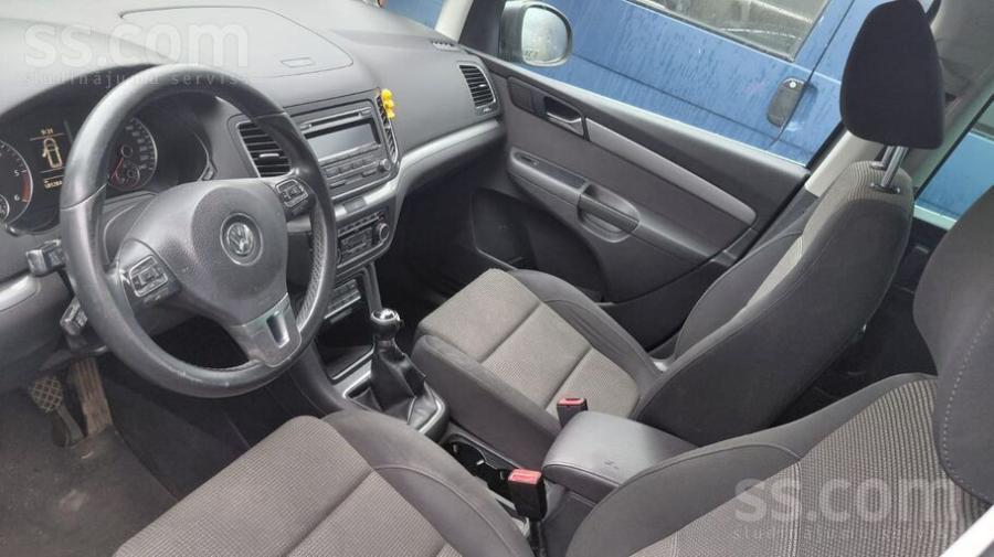 Pelēks Volkswagen Sharan 2012 Liepāja, ar dzinēja tilpumu 2.00 L un nobraukumu 581 tūkst. km par 4200 €, foto 5 vietnē AUTOMOTO.COM.LV