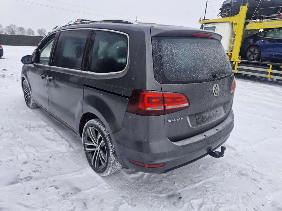 Grey Volkswagen Sharan 2013 in Marijampole, with an engine capacity of 1.97 L and mileage of 480 thousand km for 4600 €, photo 8 on AUTOMOTO.COM.LV