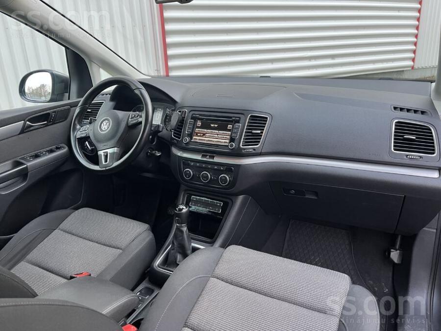 Grey Volkswagen Sharan 2013 in Riga, with an engine capacity of 2.00 L and mileage of 285 thousand km for 8450 €, photo 10 on AUTOMOTO.COM.LV