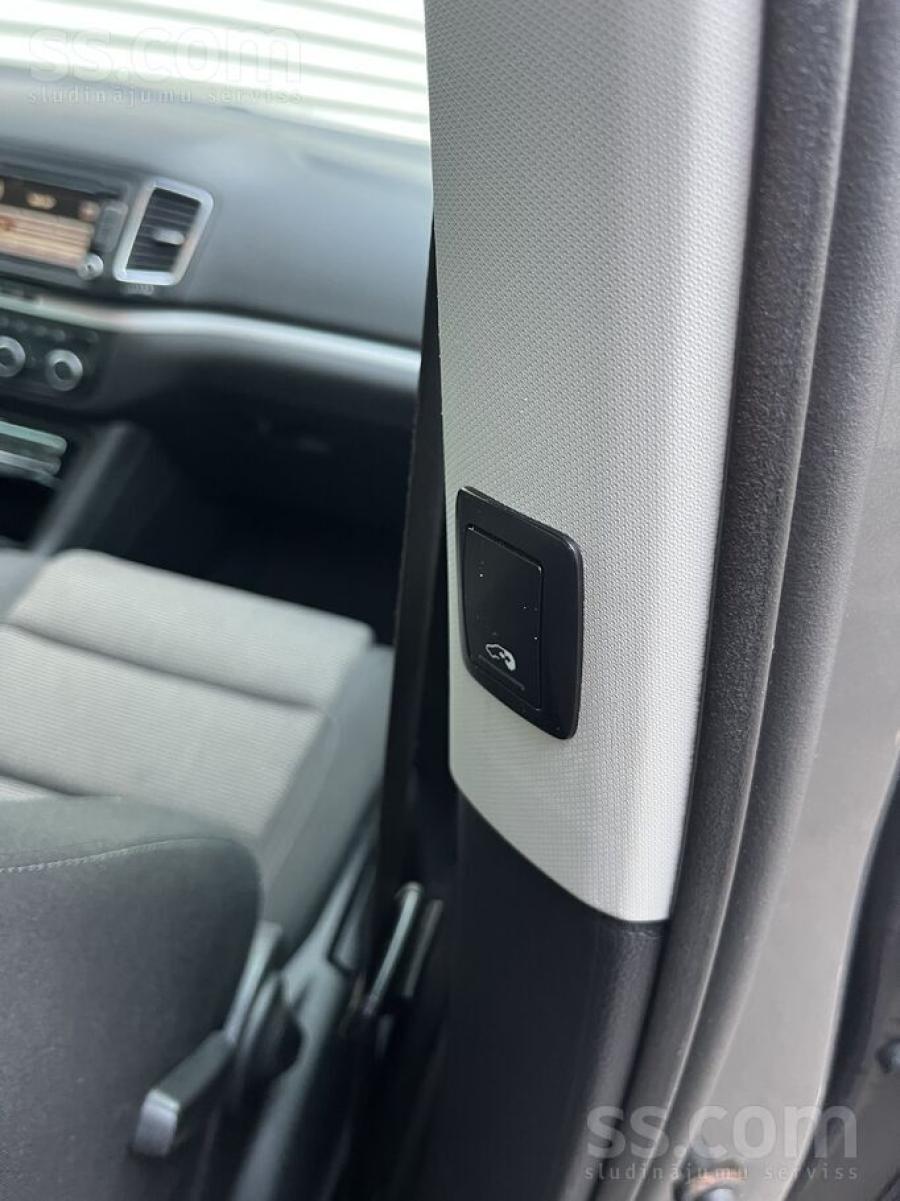 Grey Volkswagen Sharan 2013 in Riga, with an engine capacity of 2.00 L and mileage of 285 thousand km for 8450 €, photo 20 on AUTOMOTO.COM.LV