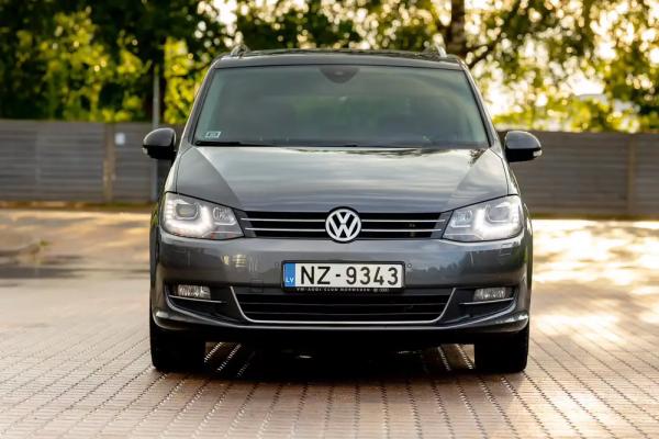 Grey Volkswagen Sharan 2013 in Jelgava, with an engine capacity of 2.00 L and mileage of 194 thousand km for 7000 €, photo 3 on AUTOMOTO.COM.LV