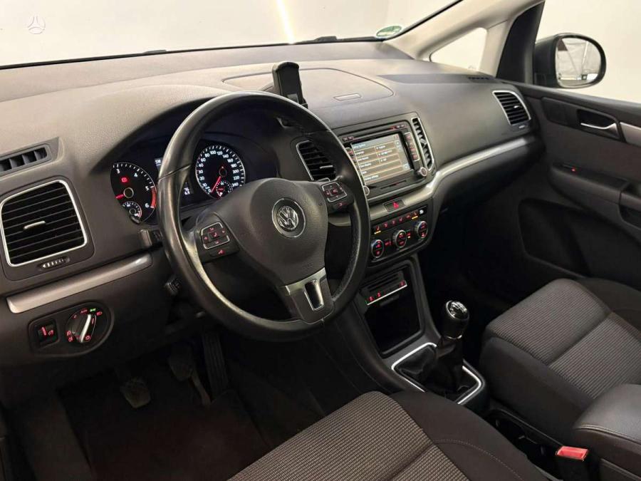 Grey Volkswagen Sharan 2013 in Marijampole, with an engine capacity of 1.97 L and mileage of 298 thousand km for 7999 €, photo 3 on AUTOMOTO.COM.LV