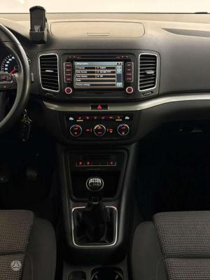 Grey Volkswagen Sharan 2013 in Marijampole, with an engine capacity of 1.97 L and mileage of 298 thousand km for 7999 €, photo 13 on AUTOMOTO.COM.LV