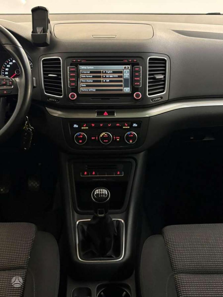 Grey Volkswagen Sharan 2013 in Marijampole, with an engine capacity of 1.97 L and mileage of 298 thousand km for 7999 €, photo 13 on AUTOMOTO.COM.LV