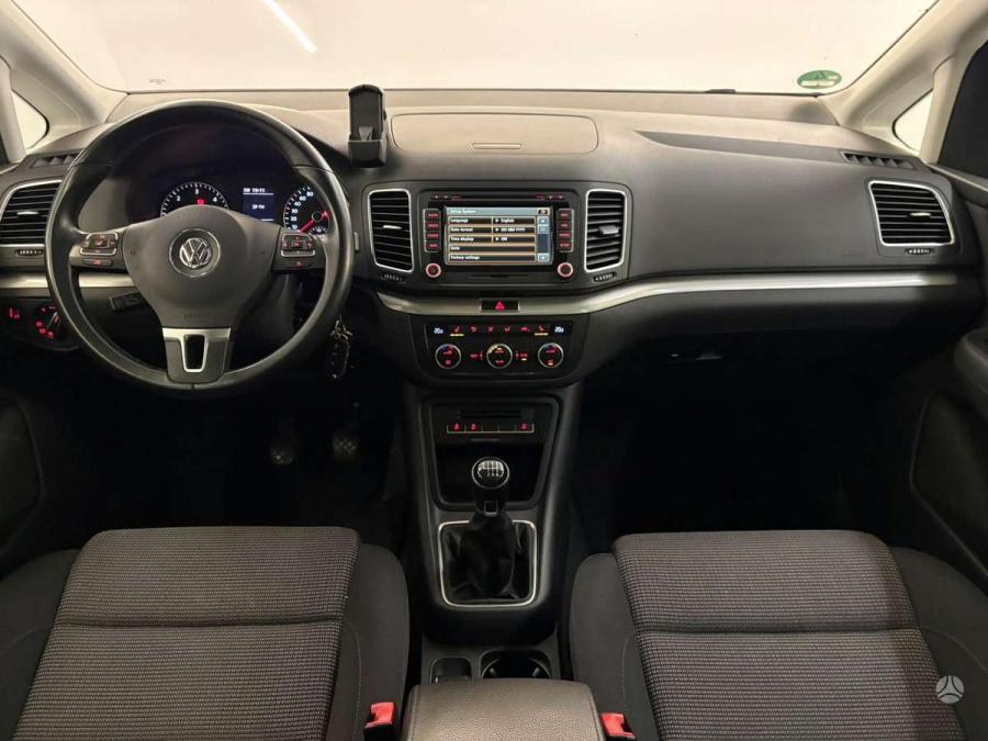 Grey Volkswagen Sharan 2013 in Marijampole, with an engine capacity of 1.97 L and mileage of 298 thousand km for 7999 €, photo 14 on AUTOMOTO.COM.LV