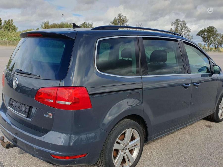 Pelēks Volkswagen Sharan 2013 Marijampole, ar dzinēja tilpumu 1.39 L un nobraukumu 240 tūkst. km par 4444 €, foto 4 vietnē AUTOMOTO.COM.LV