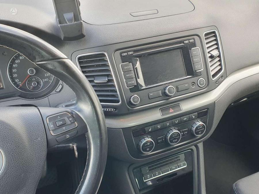 Pelēks Volkswagen Sharan 2013 Marijampole, ar dzinēja tilpumu 1.39 L un nobraukumu 240 tūkst. km par 4444 €, foto 14 vietnē AUTOMOTO.COM.LV