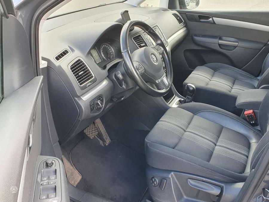 Pelēks Volkswagen Sharan 2013 Marijampole, ar dzinēja tilpumu 1.39 L un nobraukumu 240 tūkst. km par 4444 €, foto 15 vietnē AUTOMOTO.COM.LV