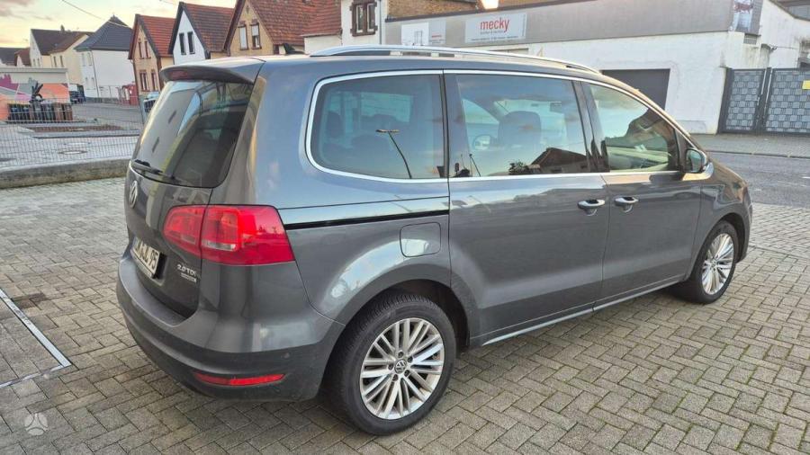 Grey Volkswagen Sharan 2014 in Druskininkai, with an engine capacity of 1.97 L and mileage of 237 thousand km for 8650 €, photo 3 on AUTOMOTO.COM.LV