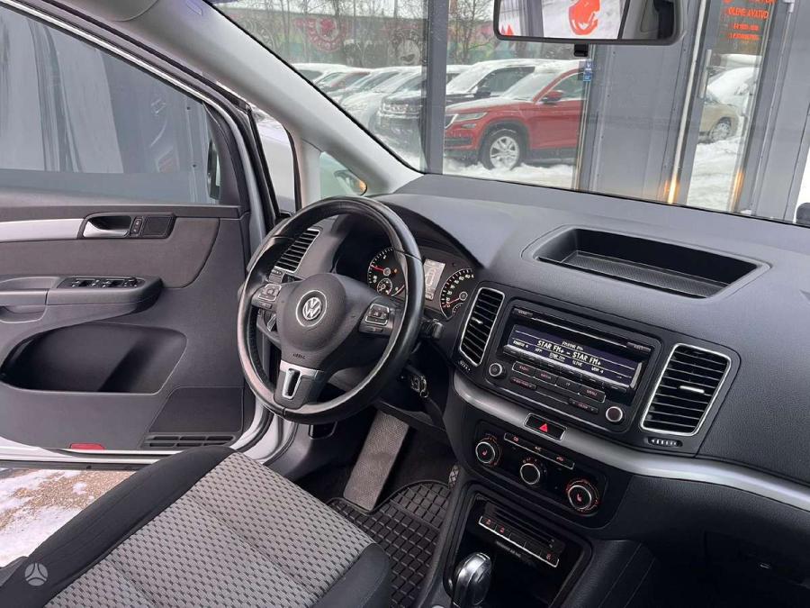 Pelēks Volkswagen Sharan 2014 Tallina, ar dzinēja tilpumu 1.97 L un nobraukumu 272 tūkst. km par 6400 €, foto 6 vietnē AUTOMOTO.COM.LV