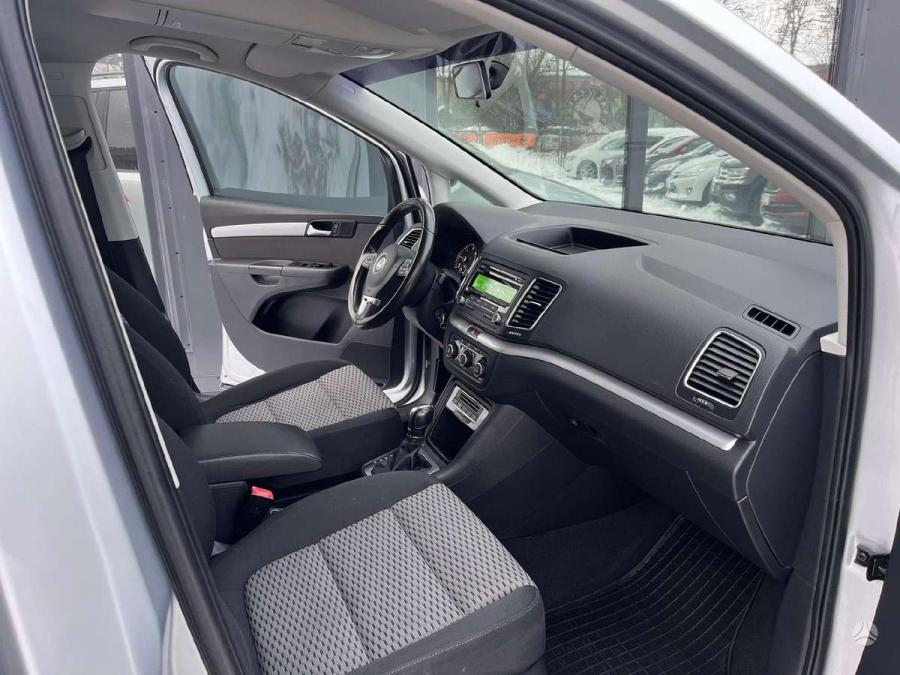 Pelēks Volkswagen Sharan 2014 Tallina, ar dzinēja tilpumu 1.97 L un nobraukumu 272 tūkst. km par 6400 €, foto 15 vietnē AUTOMOTO.COM.LV