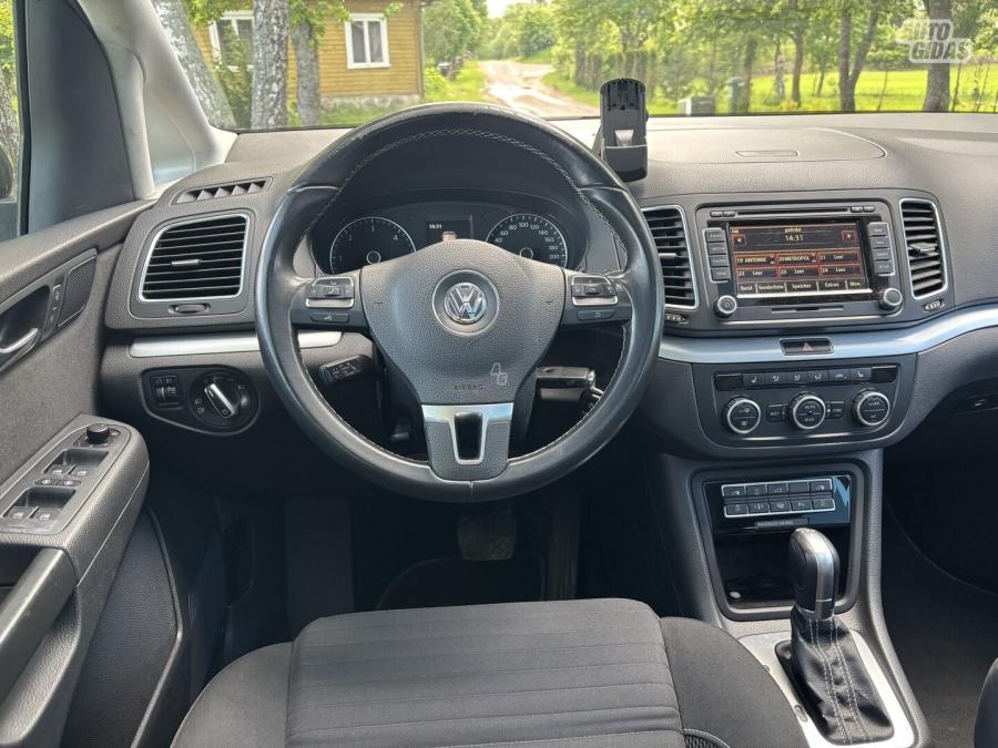 Grey Volkswagen Sharan 2014 in Varena, with an engine capacity of 2.00 L and mileage of 292 thousand km for 9400 €, photo 8 on AUTOMOTO.COM.LV