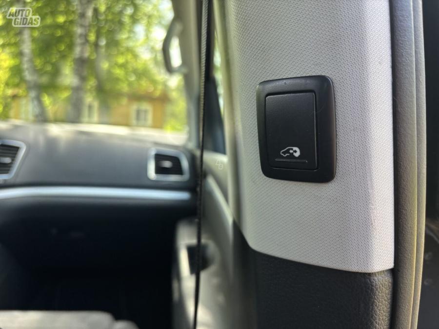 Grey Volkswagen Sharan 2014 in Varena, with an engine capacity of 2.00 L and mileage of 292 thousand km for 9400 €, photo 12 on AUTOMOTO.COM.LV