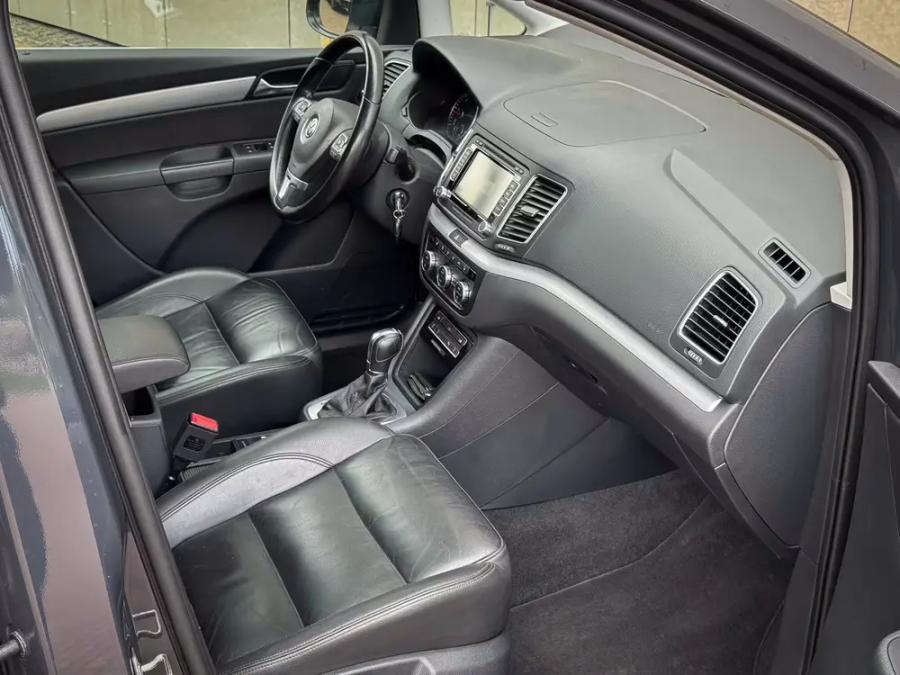 Grey Volkswagen Sharan 2014 in Riga, with an engine capacity of 2.00 L and mileage of 142 thousand km for 12500 €, photo 9 on AUTOMOTO.COM.LV