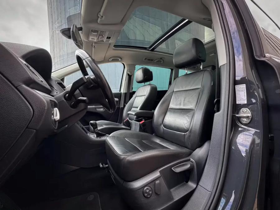 Grey Volkswagen Sharan 2014 in Riga, with an engine capacity of 2.00 L and mileage of 142 thousand km for 12500 €, photo 10 on AUTOMOTO.COM.LV